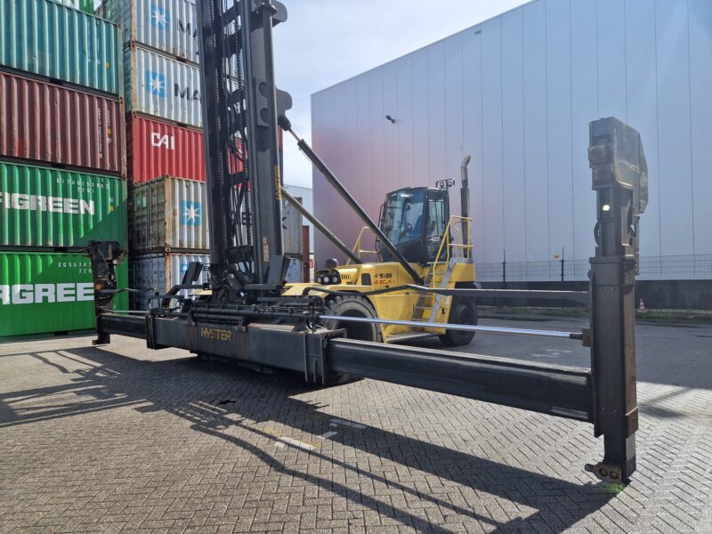 Double box spreaders on empty container handlers - Heavy Cargo Lifters